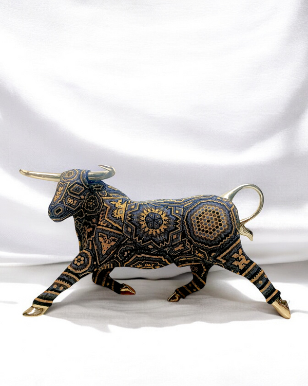 TORO BRAVO CON ORO ARTE HUICHOL 30 CM - Caracol Púrpura